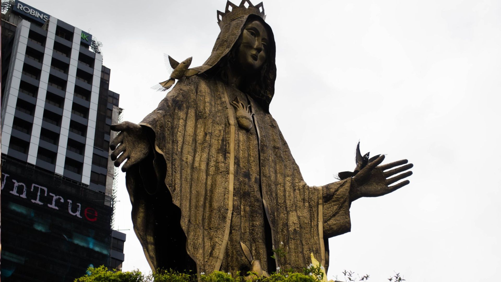 AFP, PNP monitors situation at EDSA Shrine