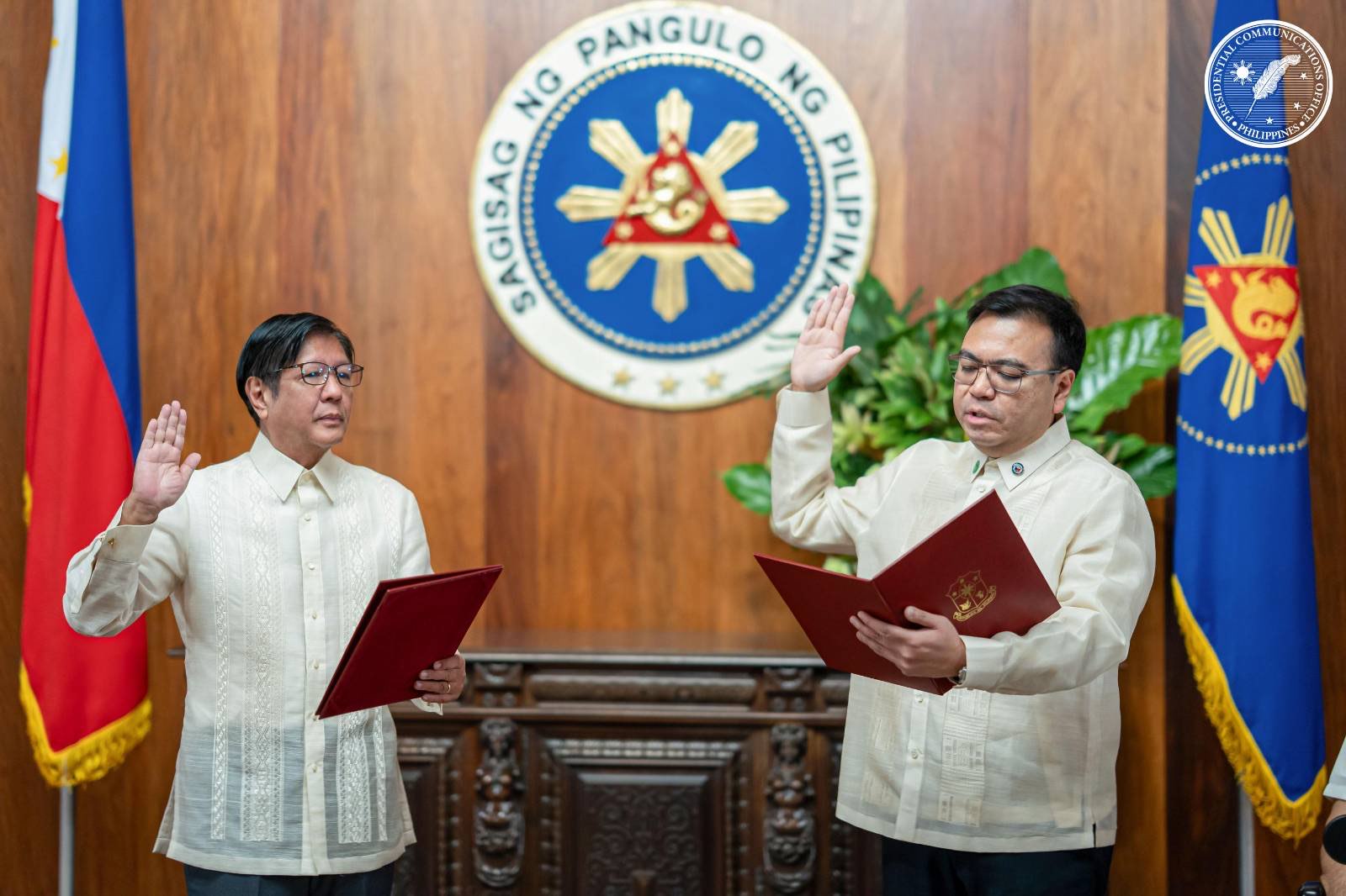Jose Ramon Aliling takes oath as new DHSUD chief