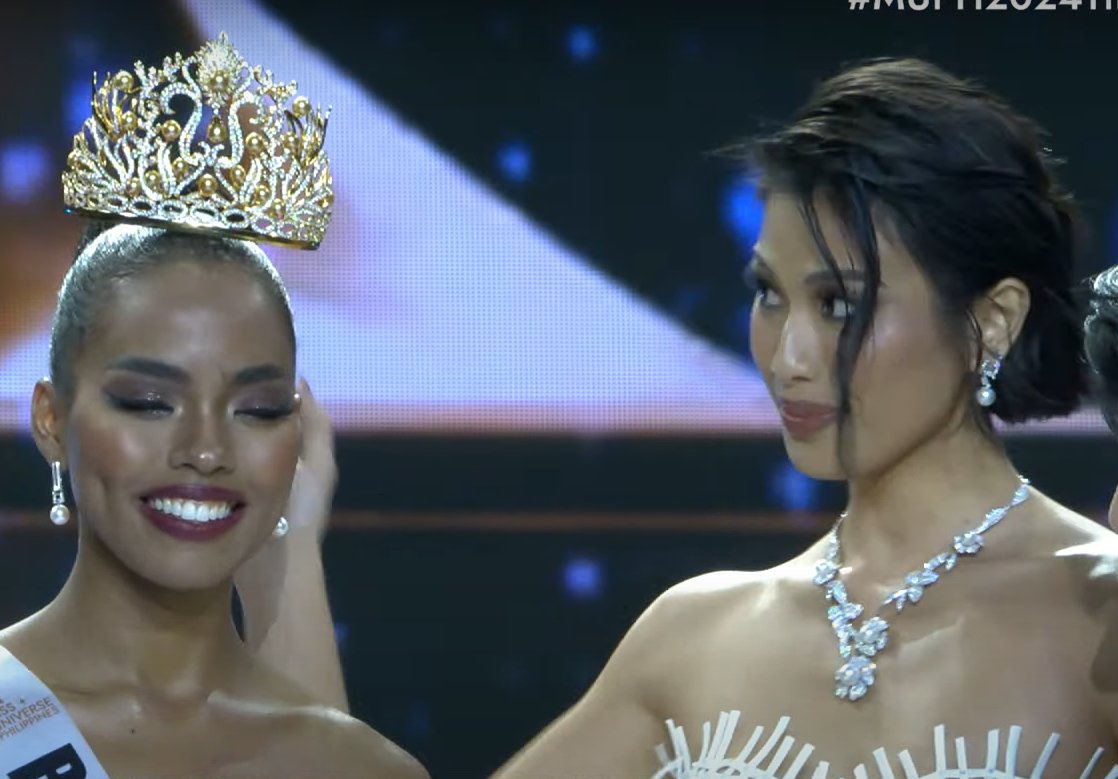 Michelle Dee reacts on passing the crown moment