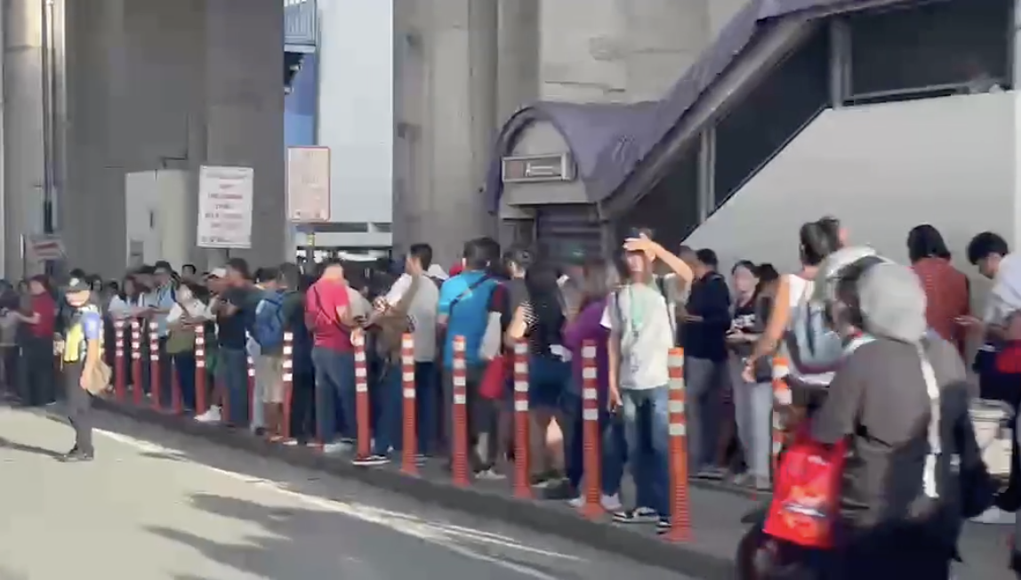 Passengers stranded as LRT-2 experiences technical problem