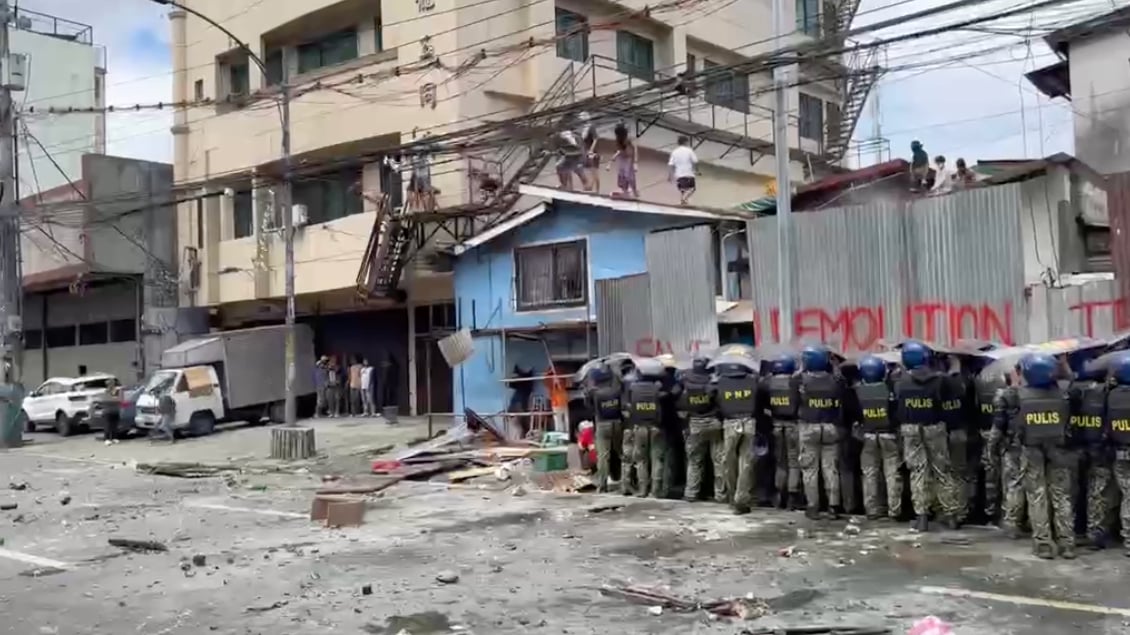 Tensions rise amid demolition in Tondo, Manila; 2 cops injured